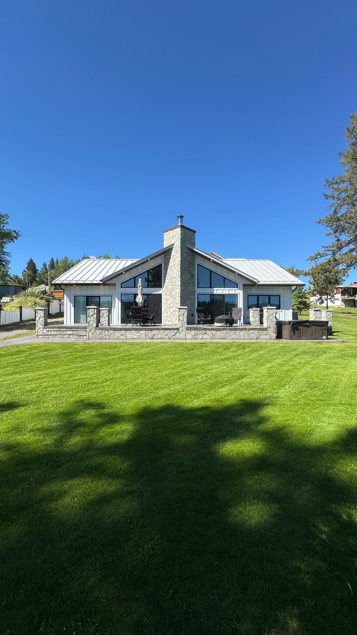 Lakeside Escape With Dock, Hot Tub + Boat Launch - Lac la Hache, BC