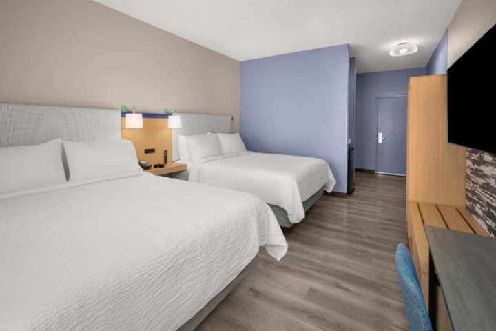North Hills Lagoon 2 Queen Room | Breakfast & Gym - Lincoln, NE