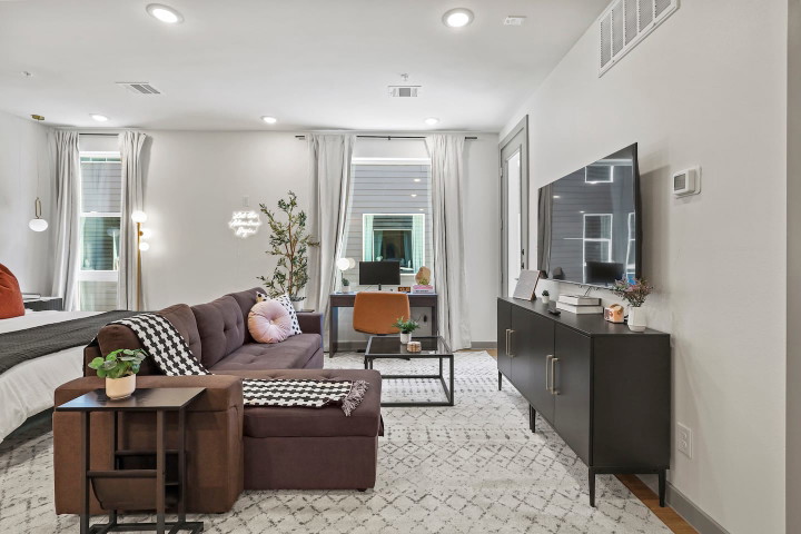 New Build Apt Near Dt | King Bd+work Space+balcony - Dallas, TX