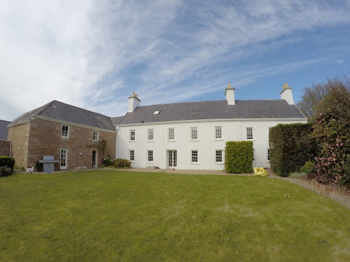 Large Rural 17th Century 2 Bed Cottage, Sleeps 6 - Guernsey