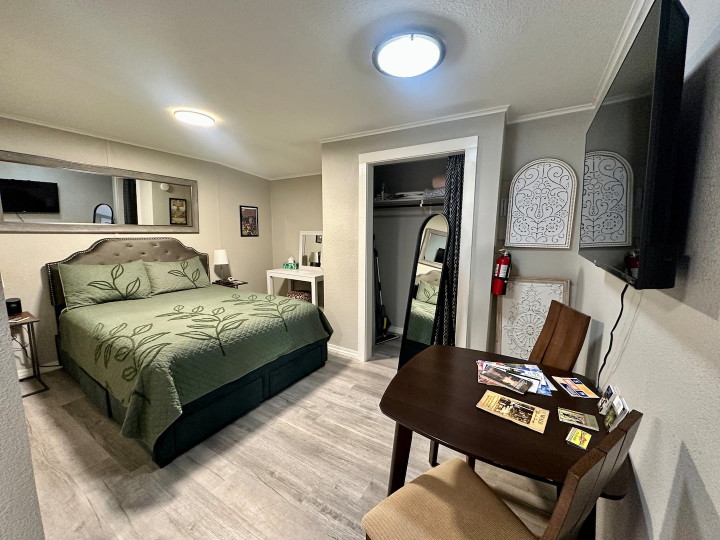 Downtown Cozy Home W/ Free Parking & Full Kitchen - Eureka Springs, AR
