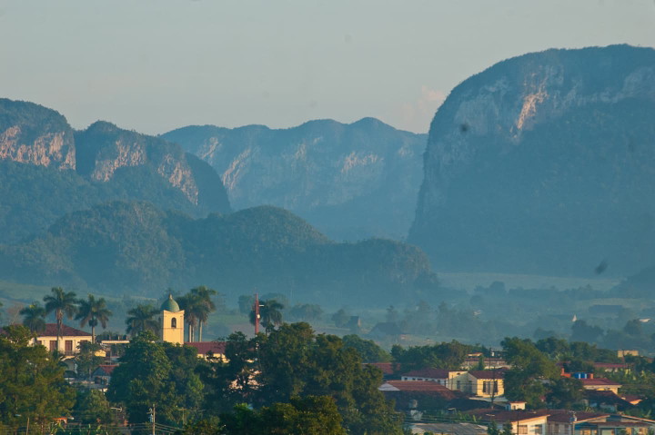 "Ficus Ali" Solar Powered 24/7 Electricity & Wifi - Viñales