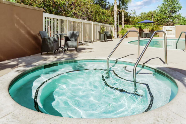 Thousand Oaks Stay | Gym, Pool + Free Breakfast - Thousand Oaks, CA