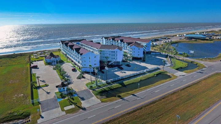 Directly On The Beach Galveston Sleeps 6 Free Wifi - Galveston, TX