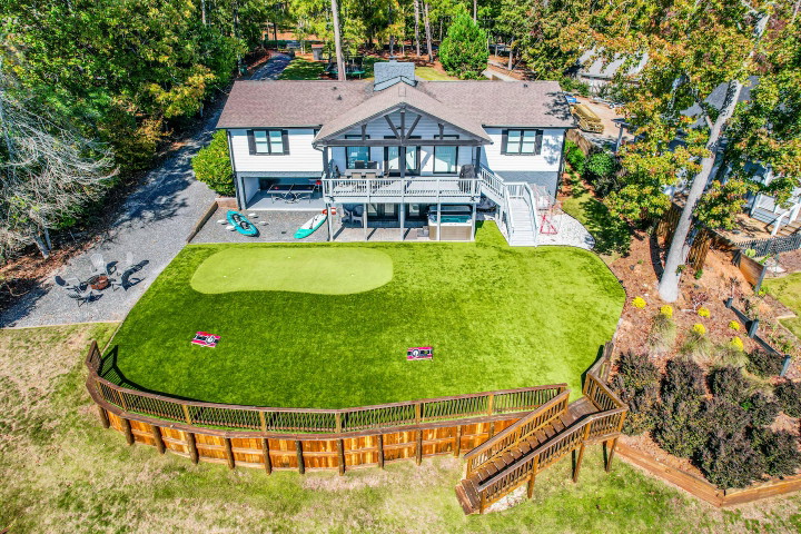 Sleeps 12, 16ft Water, Game Room, Hot Tub + More! - Milledgeville, GA