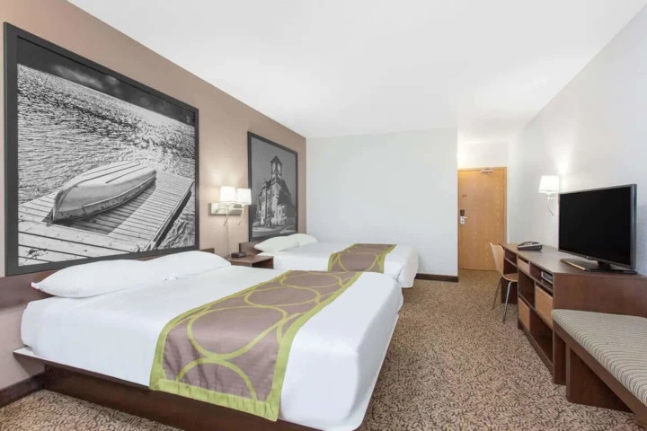 Super 8 Kenora | 2 Queens | Pet Friendly - Kenora
