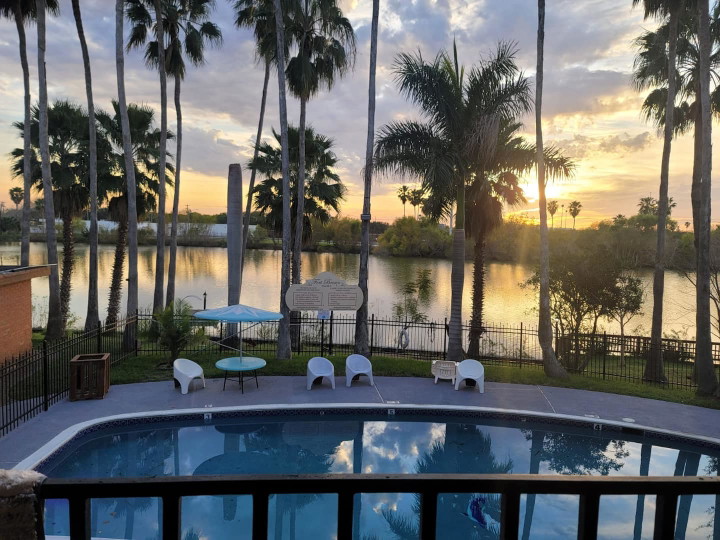 Gorgeous Lakefront Condo W/immaculate Pool - Brownsville, TX