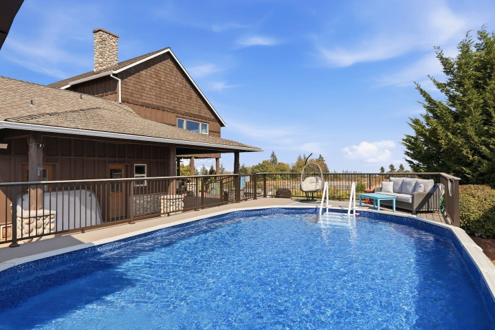A Rustic, Lodge Retreat With Pool, Hot Tub & More - Wilsonville, OR