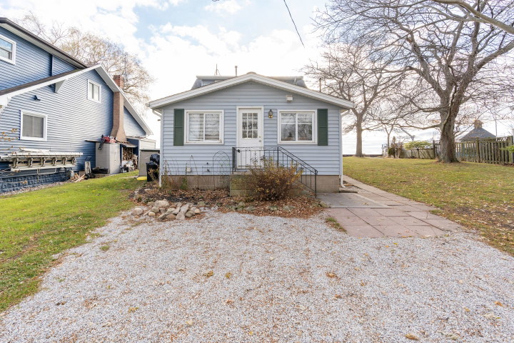 Spectacular Lakefront Cottage - Amherstburg