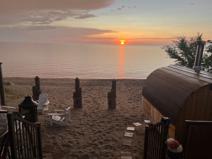 Hidden Paradise!  Amazing Sunsets And Spa! $200 And Up. - Manitoba