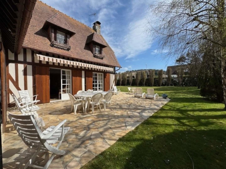 Large House With Green Garden - Deauville