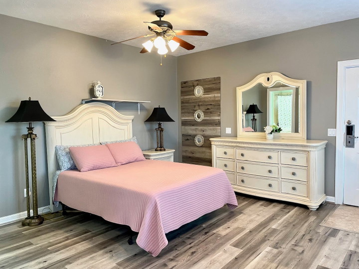 Suite By The Lake - Conroe, TX