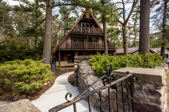 Eagles Nest Retreat! Private Decks In Town - Lake Delton, WI