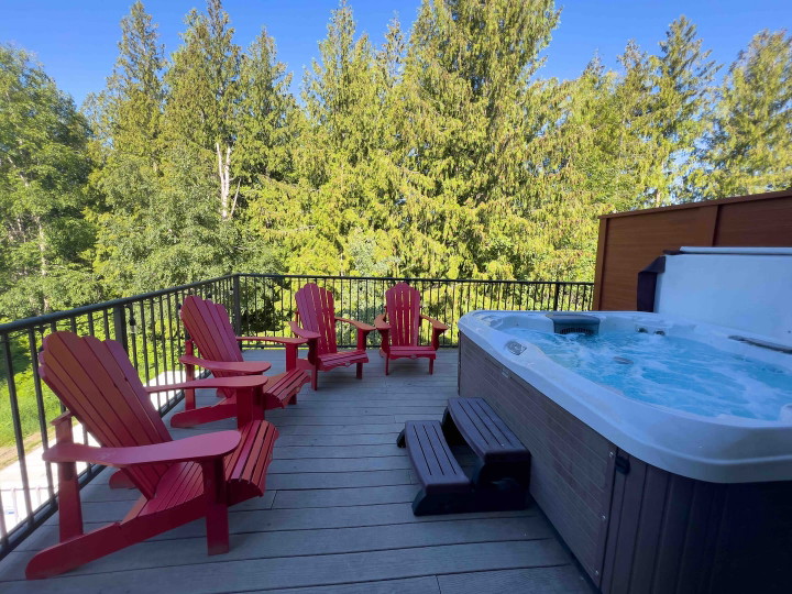 Snow Rodeo Escape.  3 Floor Townhouse, 2 Private Patios, 7 Person Hot Tub!!! - Revelstoke