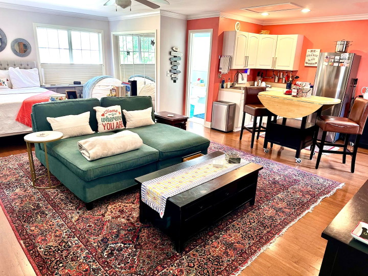 Uptown W/garage, Wash & Fold, Housekeeping, Treats - Charlotte, NC
