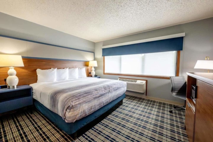 Americinn Sturgeon Bay | King | Indoor Pool - Door County, WI