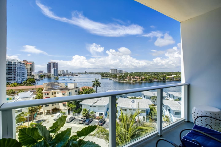 Gorgeous 2 Bedroom Steps To Beach! Gym, Pool Patio - Fort Lauderdale, FL