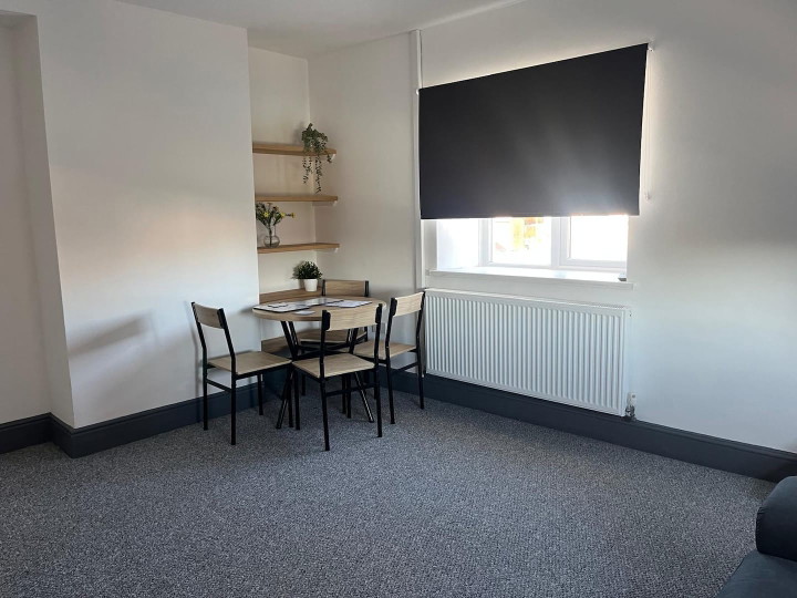 Upstairs 2-bed Flat | Private Off-road Parking - Newport