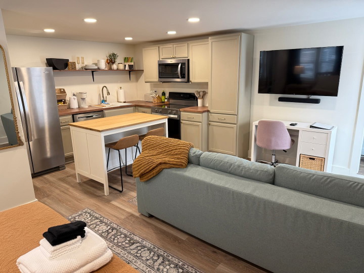 Safe Modern Studio Apartment | King Bed  Kitchen - Memphis, TN