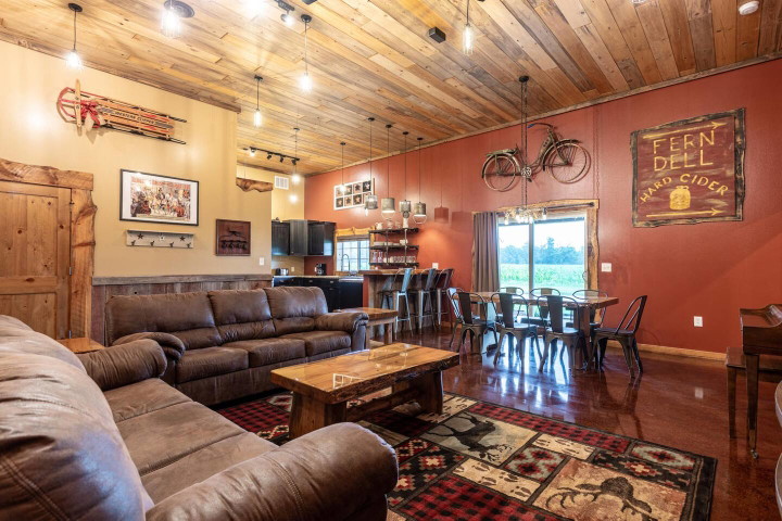 *The Famous Dells Rustic Shed-brand New Game Room! - Wisconsin Dells, WI