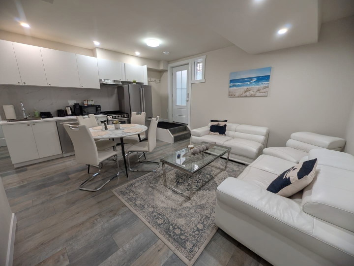 Guest Suite|private 2br 2 Bath|king Bed|by Airport - Calgary