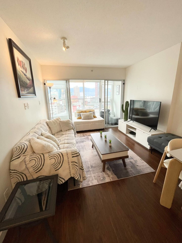 Sky-high Living: Modern 1br+den Condo - Vancouver
