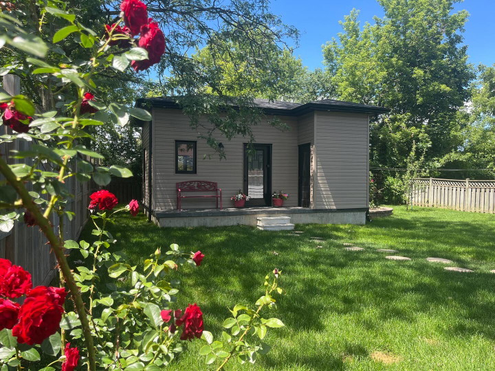 The Grassy Oasis | King Bed | Self-contained - Brampton