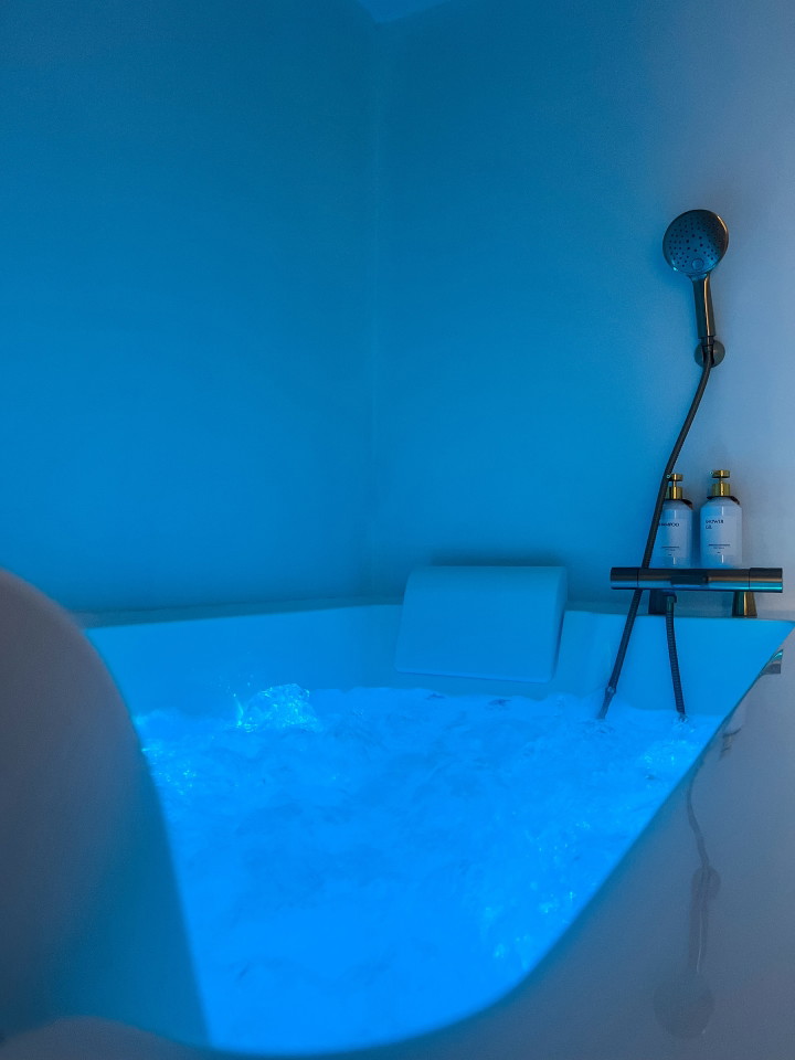 Santorini Escape: Luxury Suite - Montpellier