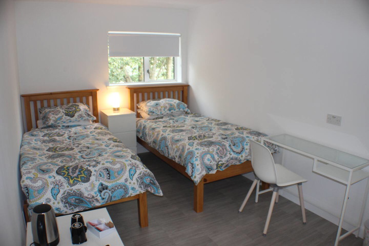 Twin Room Medium En-suite Near M74 - England