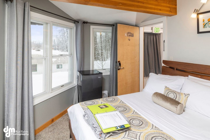 Ski Inn - The Inlet View Room - Anchorage, AK