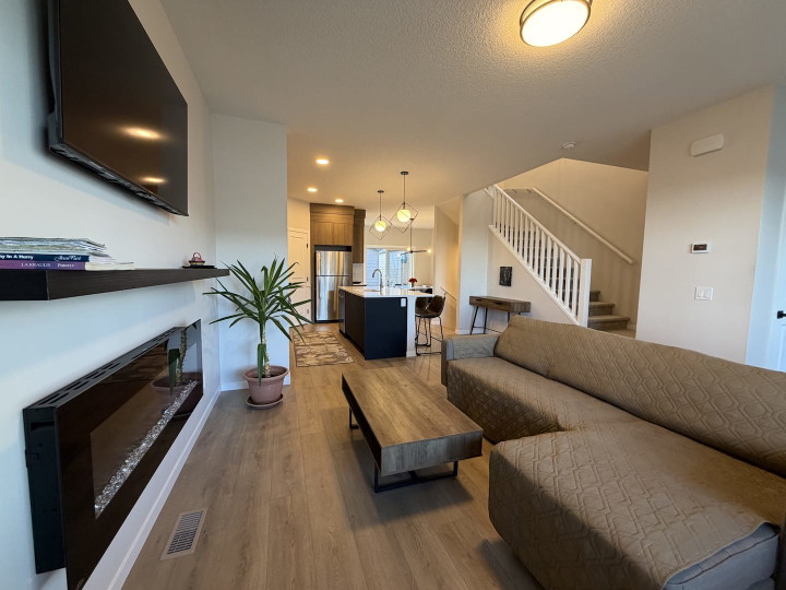 Beautiful New House In Alpine Park, Calgary - Calgary