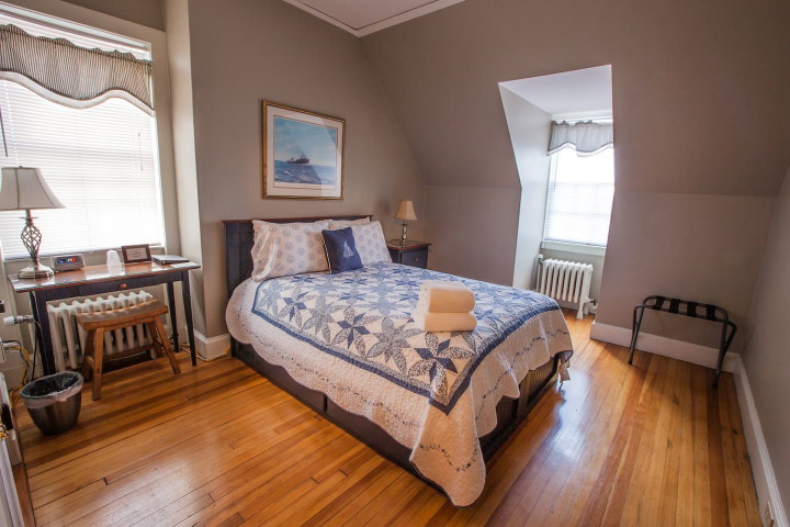 Bowen's Retreat (Shared Bathrooms) - Newport, RI