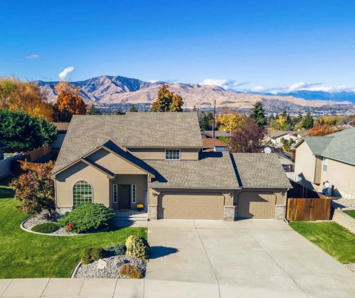Sunny & Stylish Home With Views - Wenatchee, WA