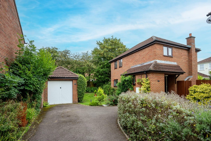 Hawthorn View: Bristol Large House Stae-homes - Filton