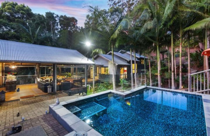 2 X Queen Bedrooms, 2 X Ensuite's, 1 Guest Lounge, Outdoor Bbq Kitchen And Pool. - Gold Coast