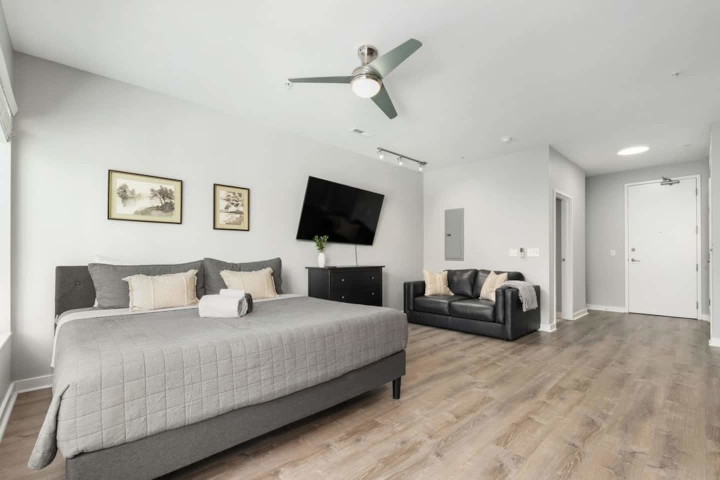 Spacious Studio With Pool View - Columbus, OH