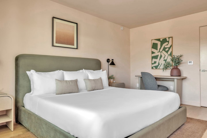 City Center Hotel By Kasa | King Room - Long Beach, CA