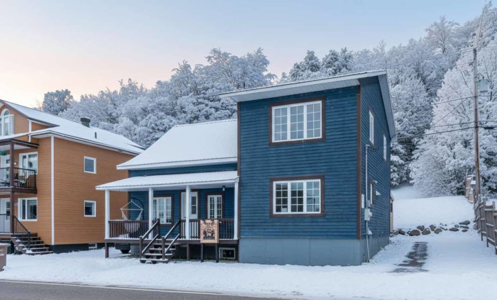 Hot Tub |&nbsp;Between River And Mountain | La Shred Chalet - Le Massif de Charlevoix