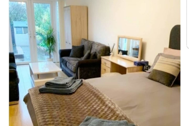 Modern Private Studio With King Size Bed. - Newport