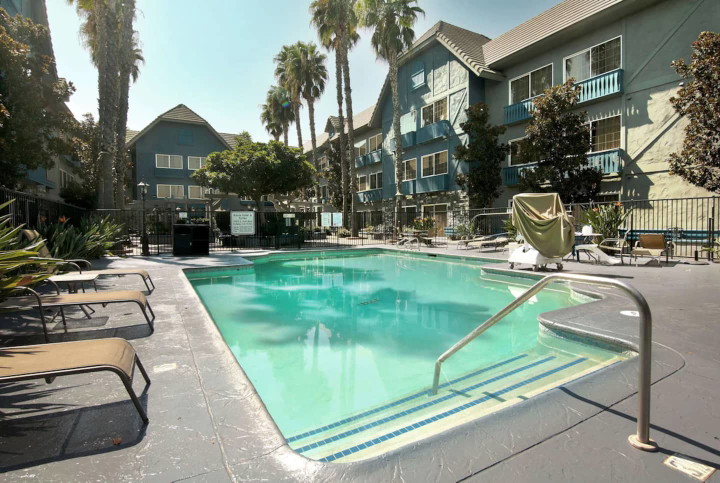 1 King Bed | Azure Hotel | Near Ontario Airport - Ontario, CA