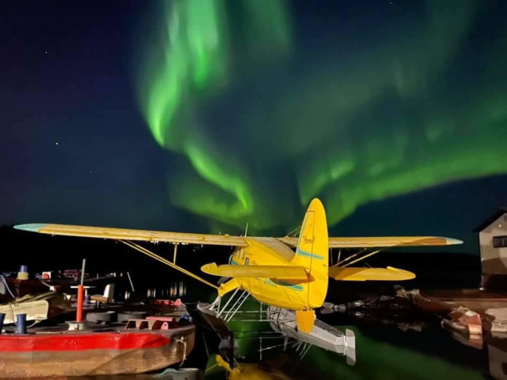 Docked Houseboat (Rare Waterfront In Popular Area) - Yellowknife