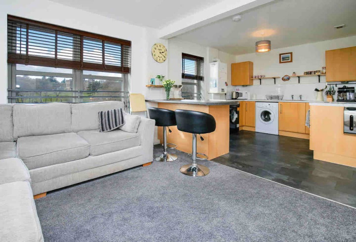 Modern 2 Bed Apartment, Private Parking, 5 * Views - Stornoway