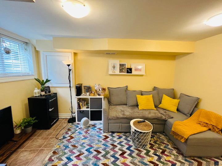 Entire Semi-basement 1 Br Home - Toronto