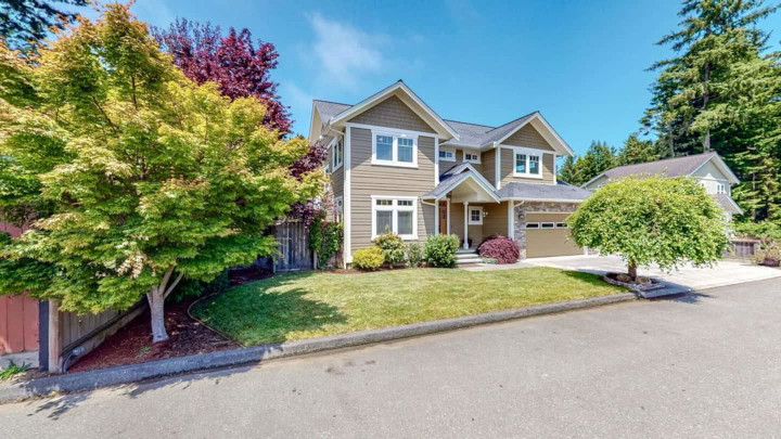 Luxury 4 Bedroom Home With Fireplace & Jacuzzi - Eureka, CA