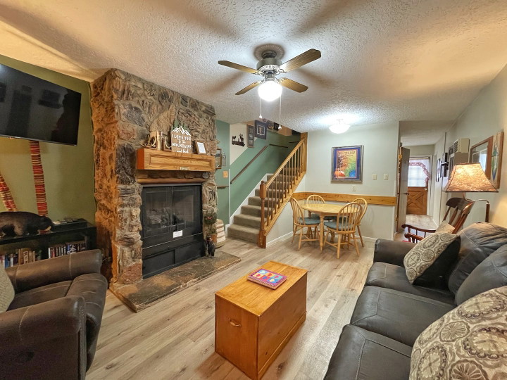 Valley Condo 112 - Creekside - Wi-fi - Hot Tub - - Red River, NM