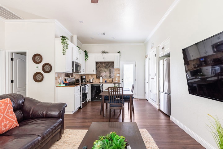 Woodsy Retreat Private 2bd/1ba Covered Parking - Buda, TX