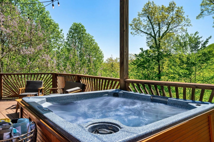 Hot Tub | Resort Pool & Sports | Arcade Loft - Townsend, TN
