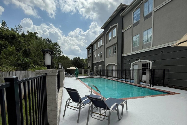 King Room | La Quinta Denham Springs | Pool - Baton Rouge, LA