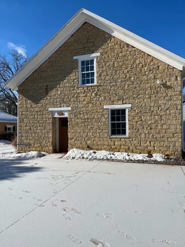 A Gem! Charming, Cozy, Stone Carriage House - Dubuque, IA