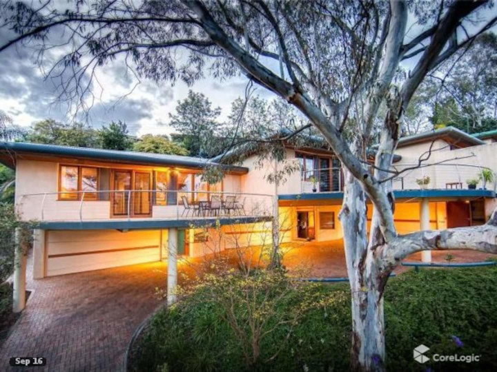 Tree Top Apartment With City Outlook-albury - Albury